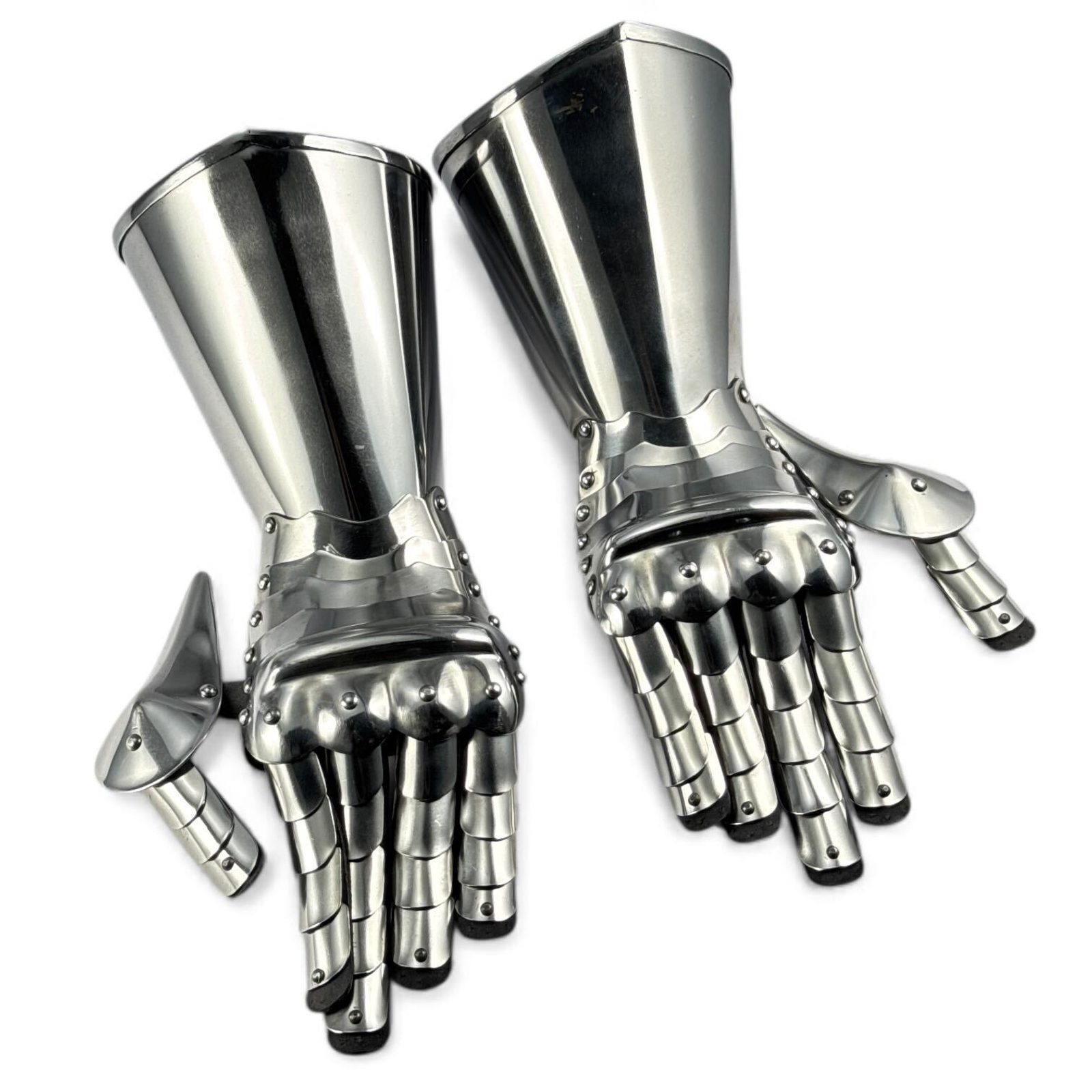 Medieval plate gauntlets Wulflund