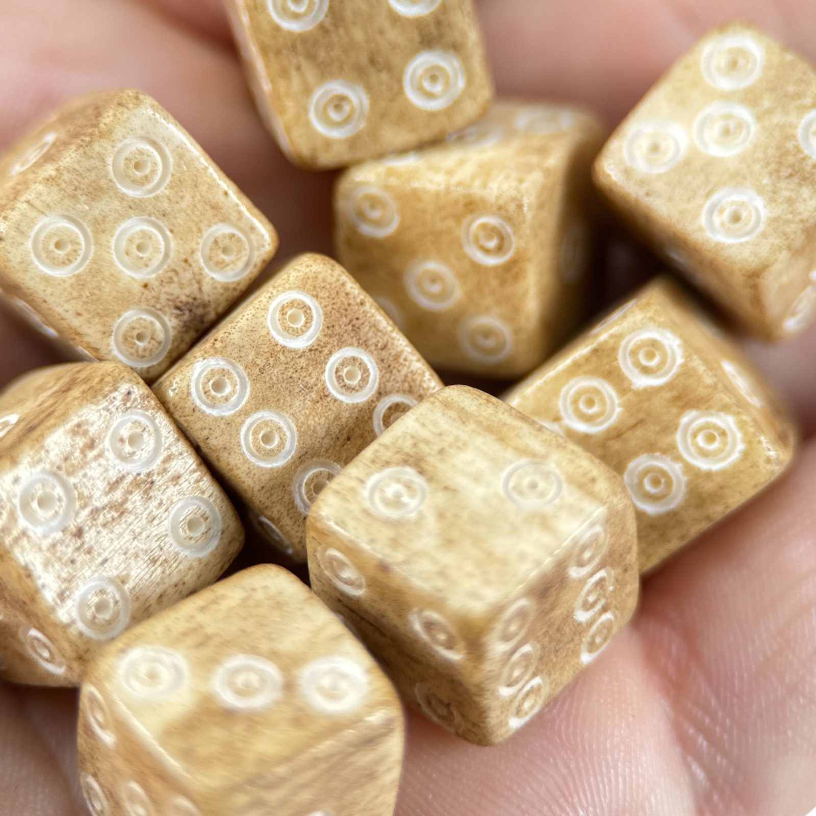 Bone Roman dice - yellow Wulflund