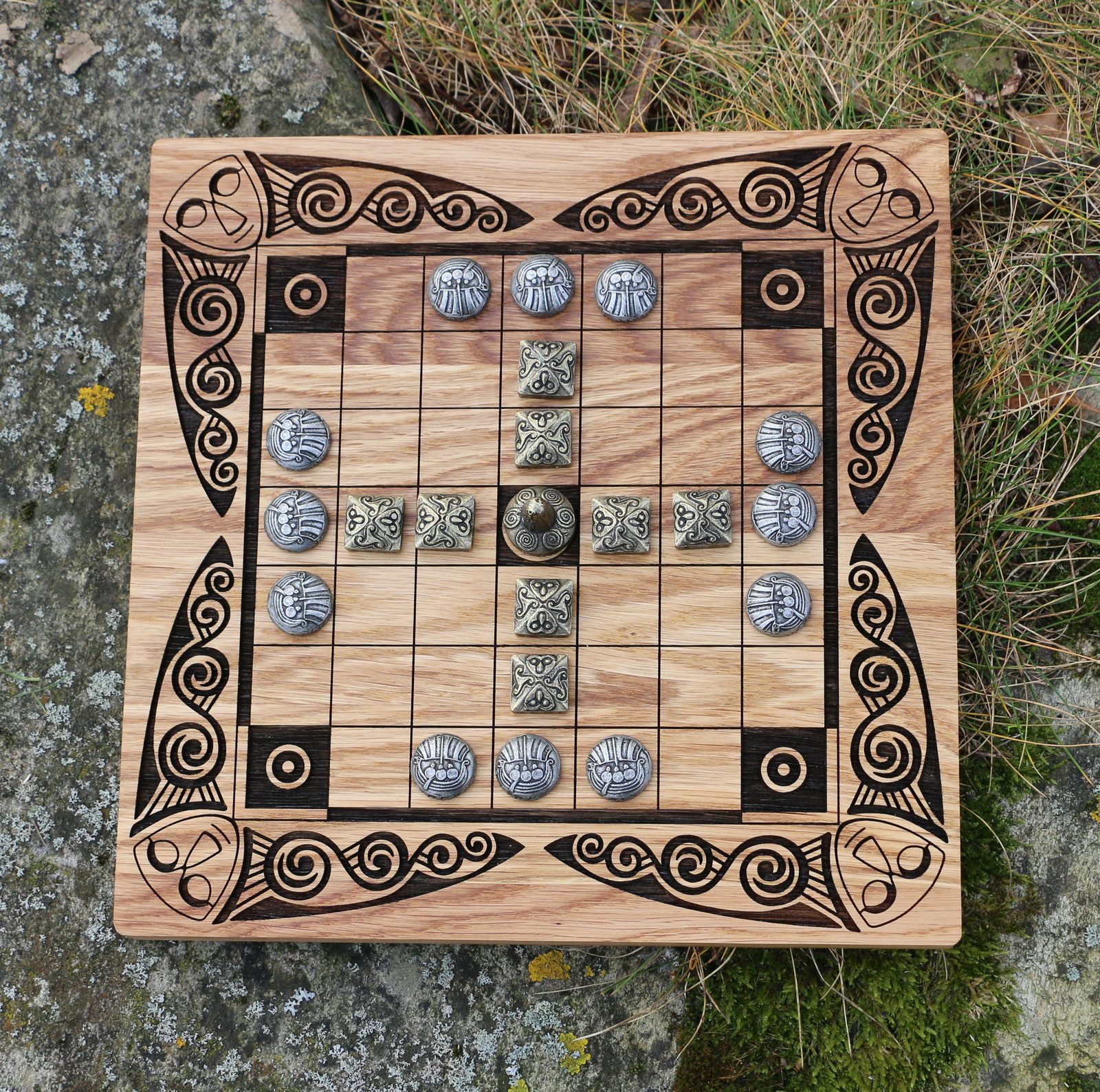 FIDCHELL Celtic board game BRIAN BORU version with oak board Wulflund