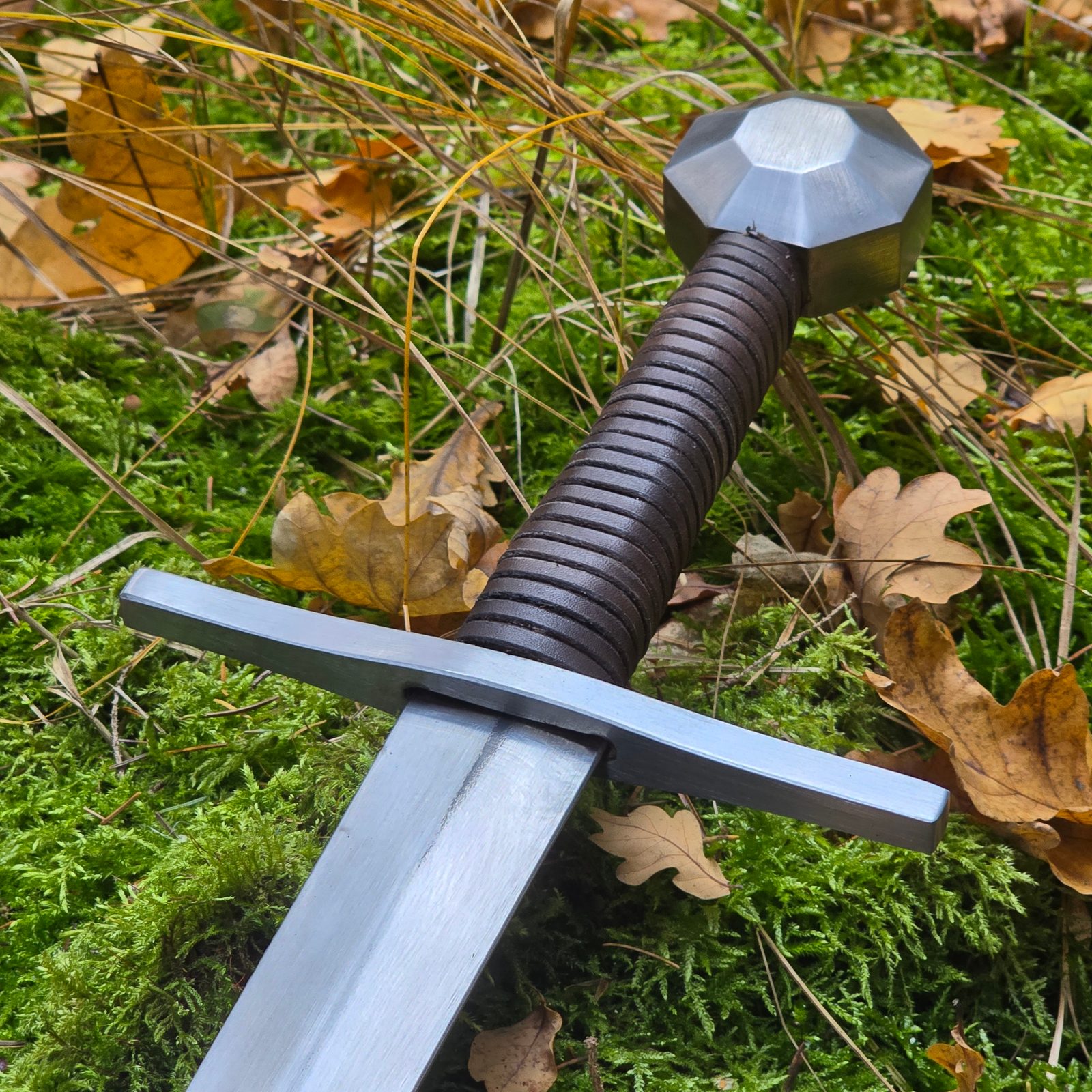 SCHWAMBERG, One-Handed Medieval Sword, Full Tang Wulflund