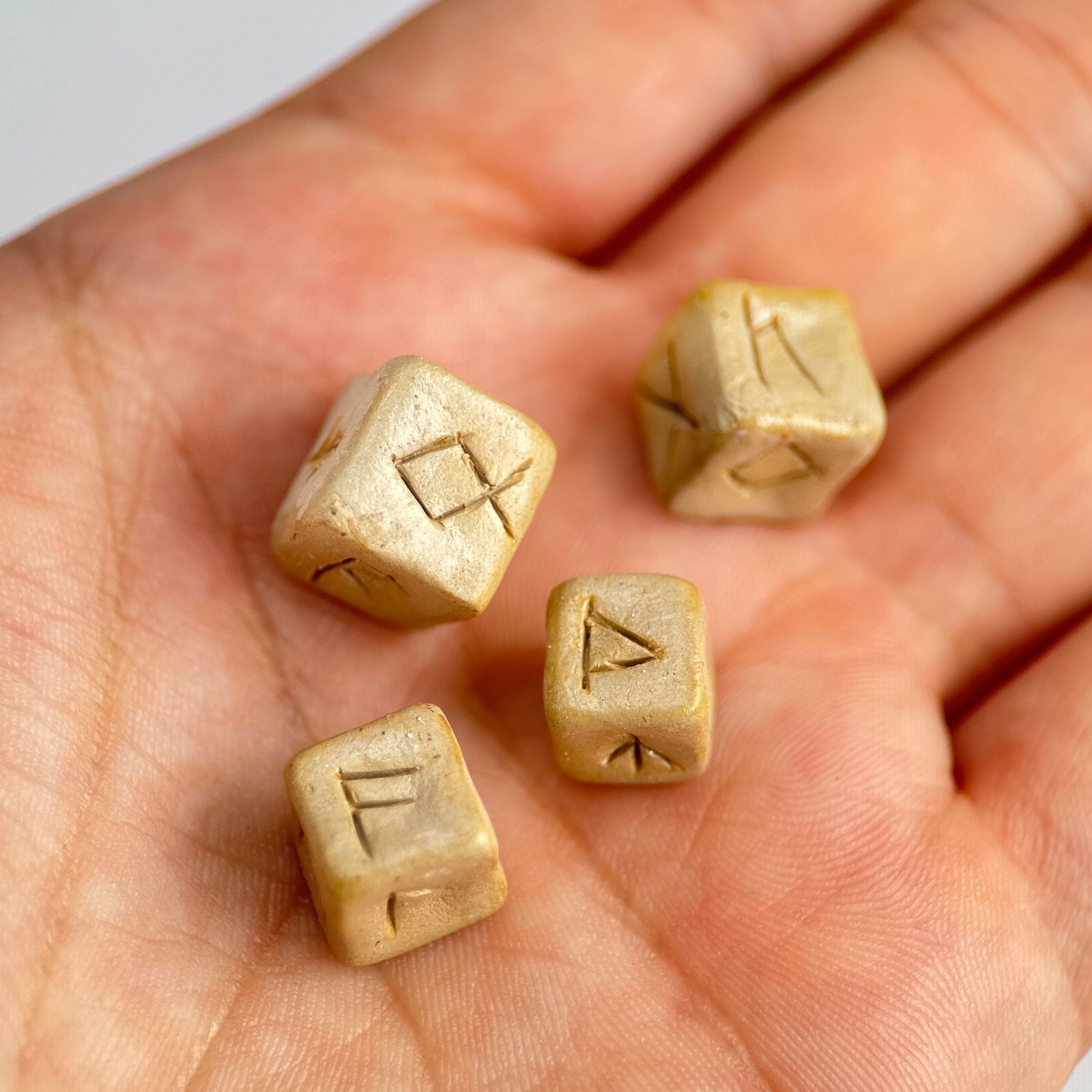 RUN DICE, FUTHARK - 4 dice Wulflund