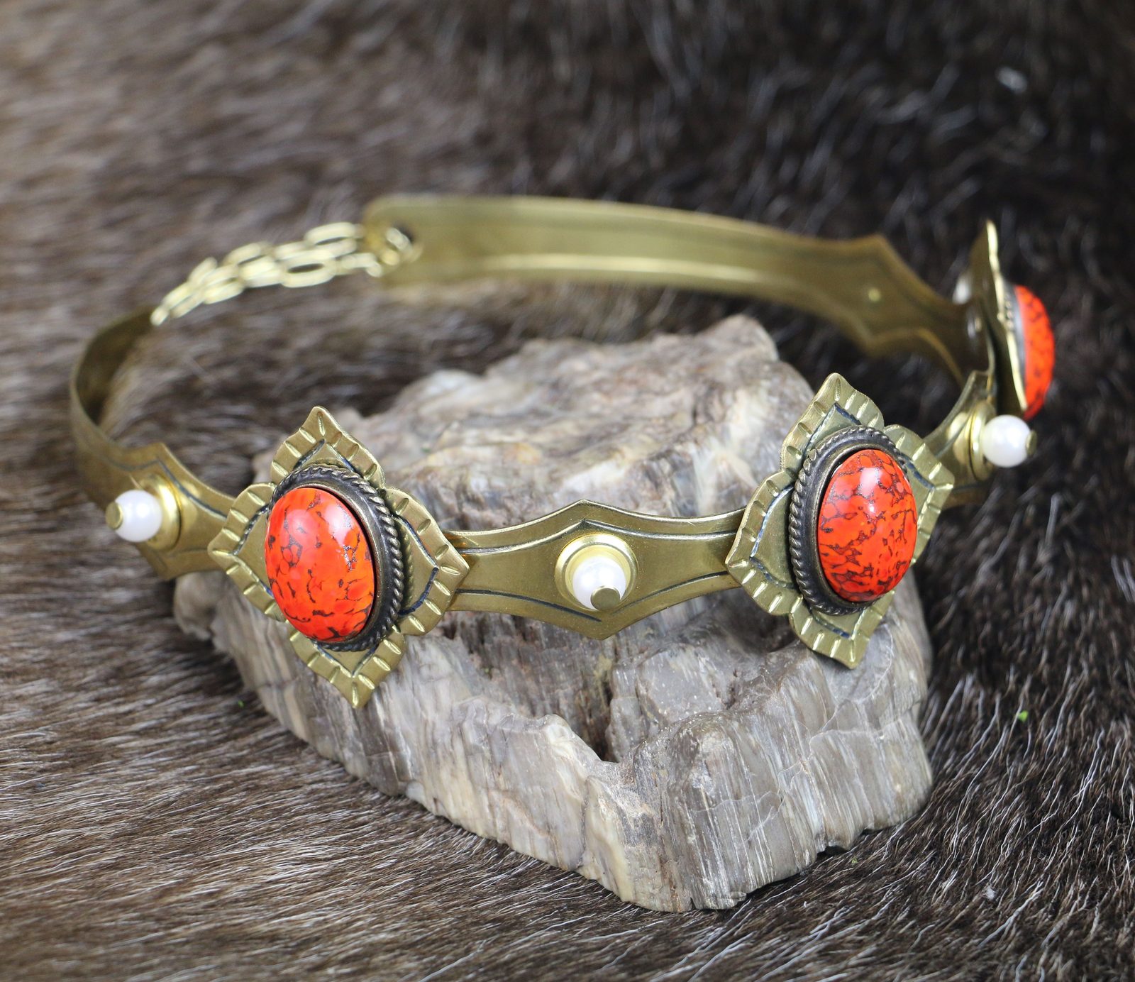 REGINA - Medieval Crown, brass and glass Wulflund
