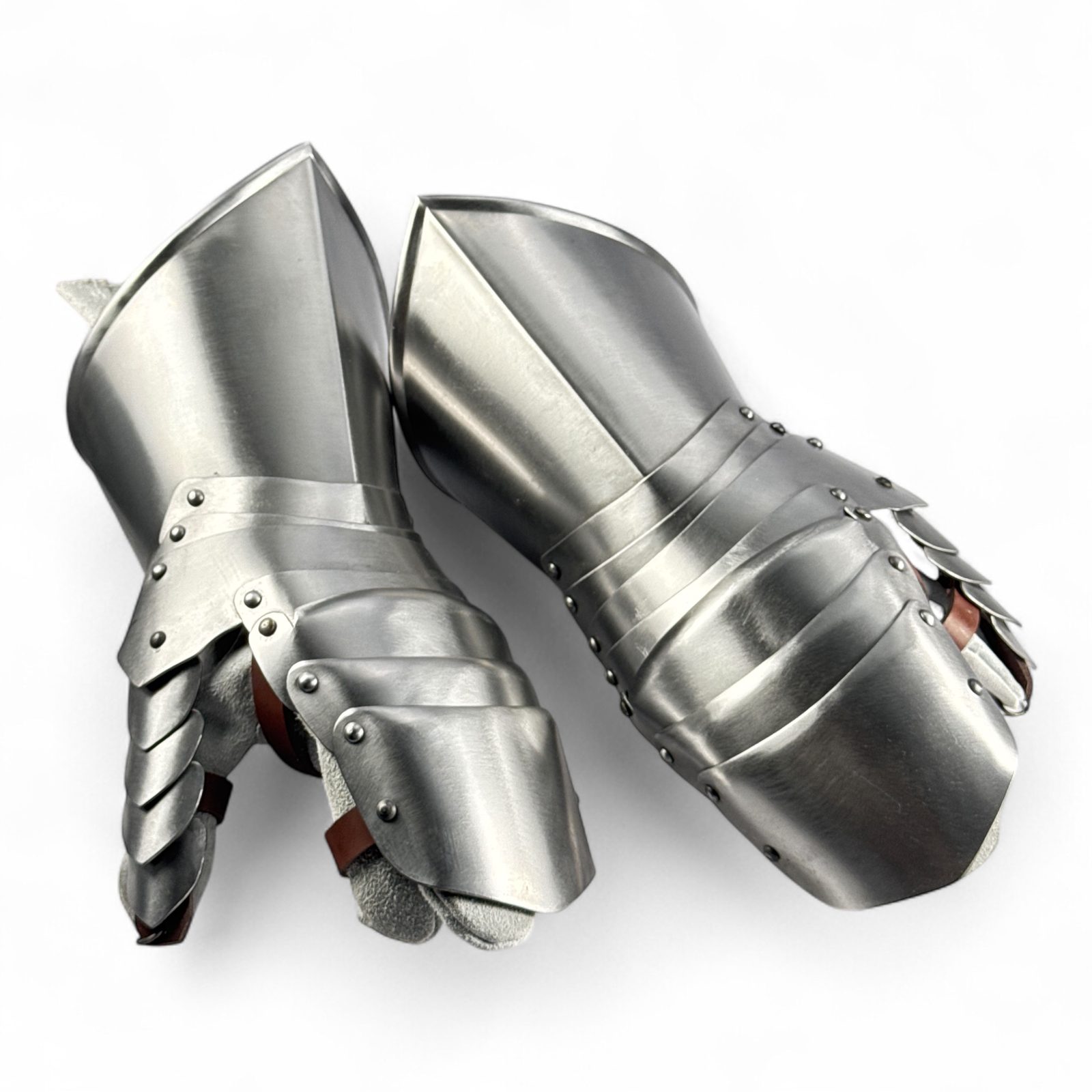 FIST GAUNTLETS, plate armour Wulflund