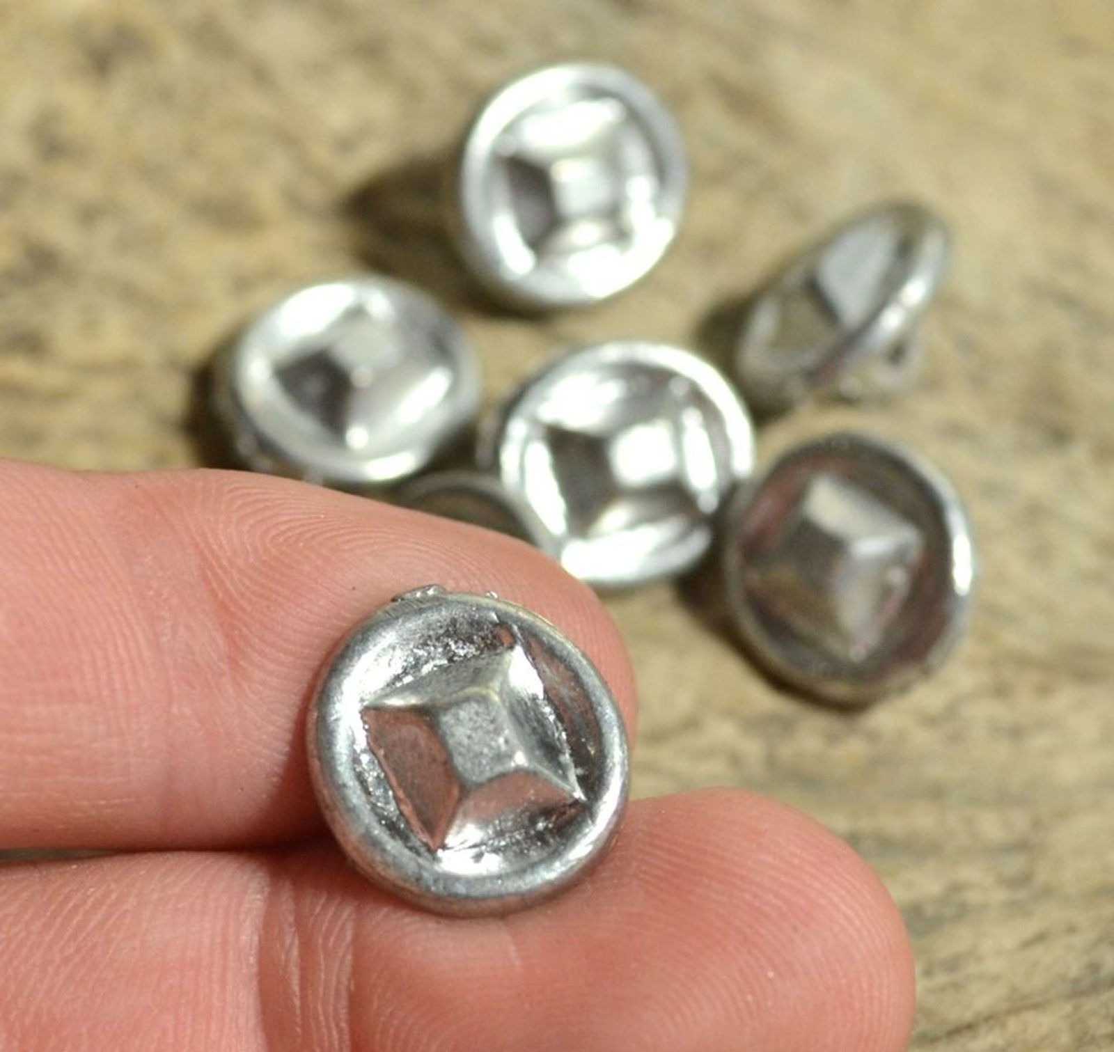 Tin Historical Buttons Replica Nous faisons revivre l'histoire