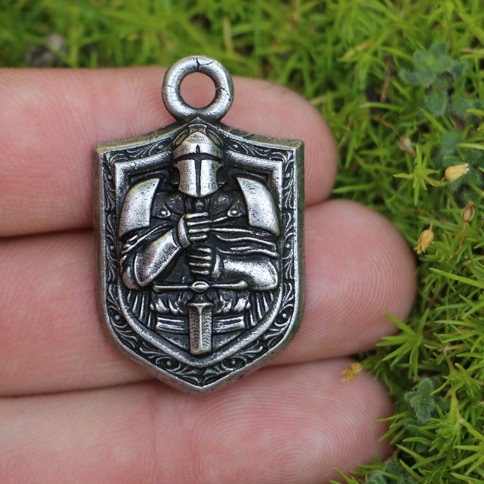 KNIGHT IN ARMOR, amulet, zinc Wulflund