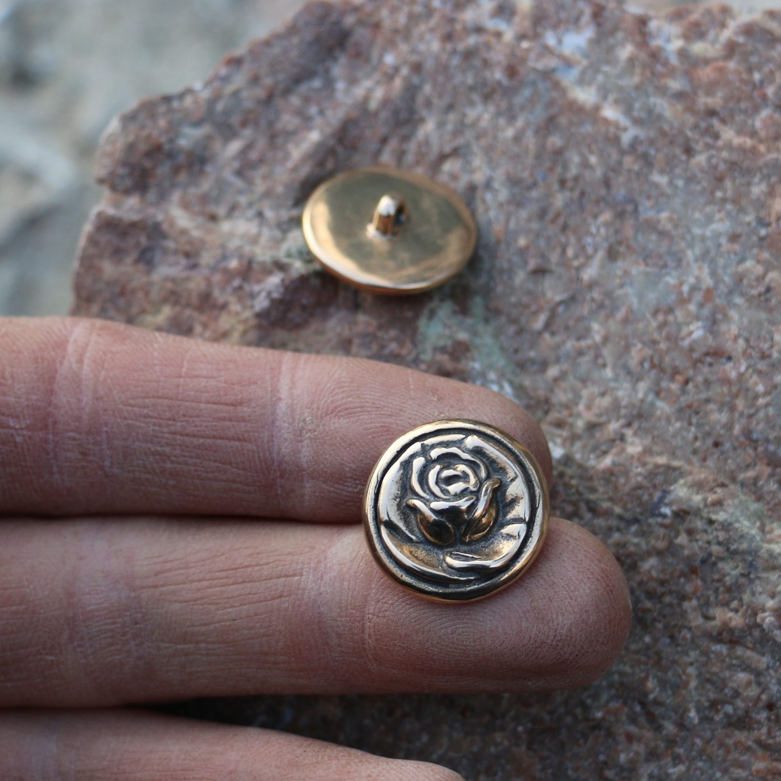 ROSE, button, bronze Wulflund