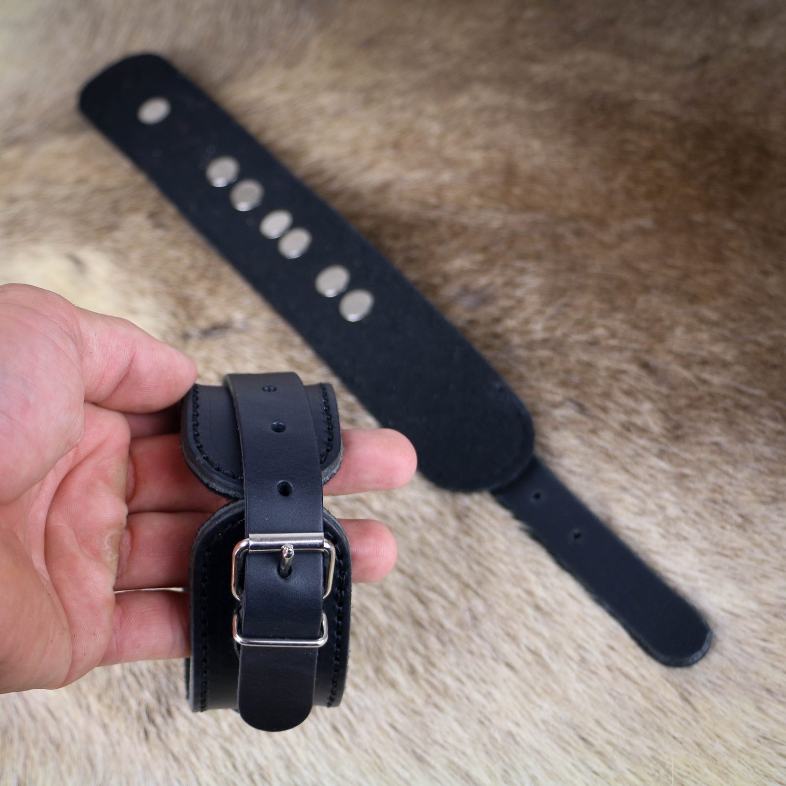 LEATHER FOOT HANDCUFFS, narrow - pair Wulflund