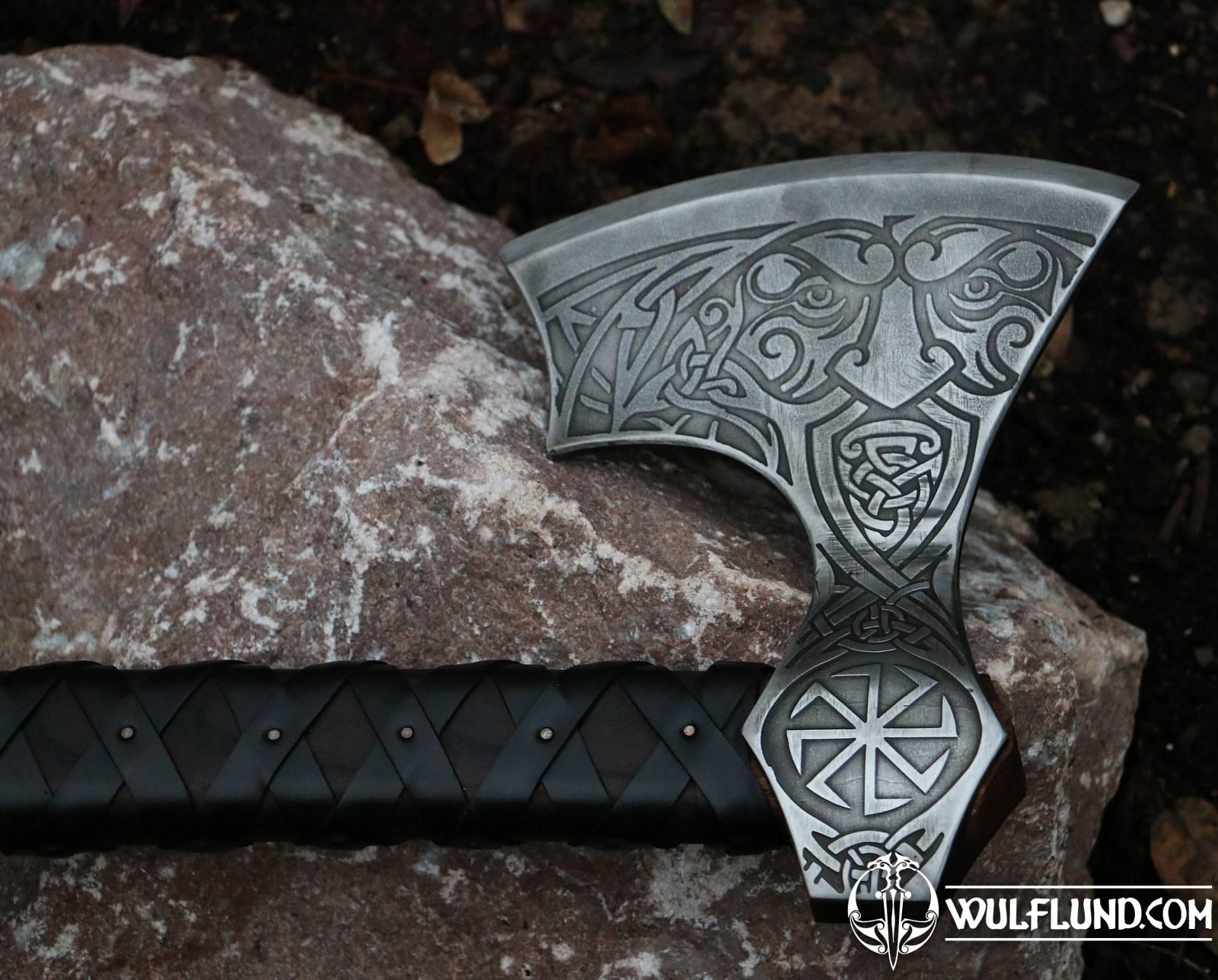 Axe of Perun, etched with leather Drakkaria Axes Weapons Wulflund