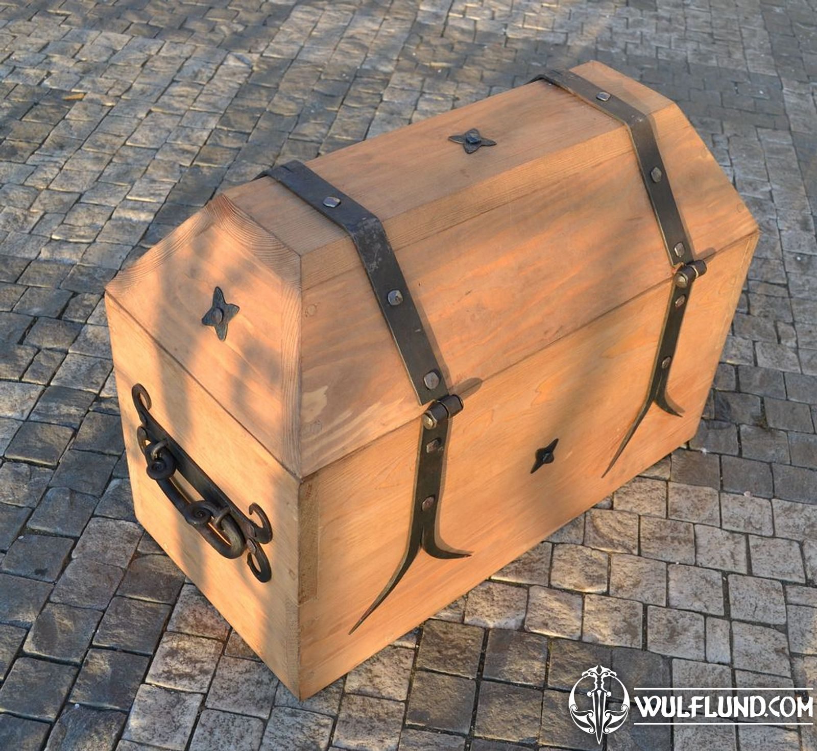 MEDIEVAL CHEST Statues, chests Woodcarving, Home decor Wulflund