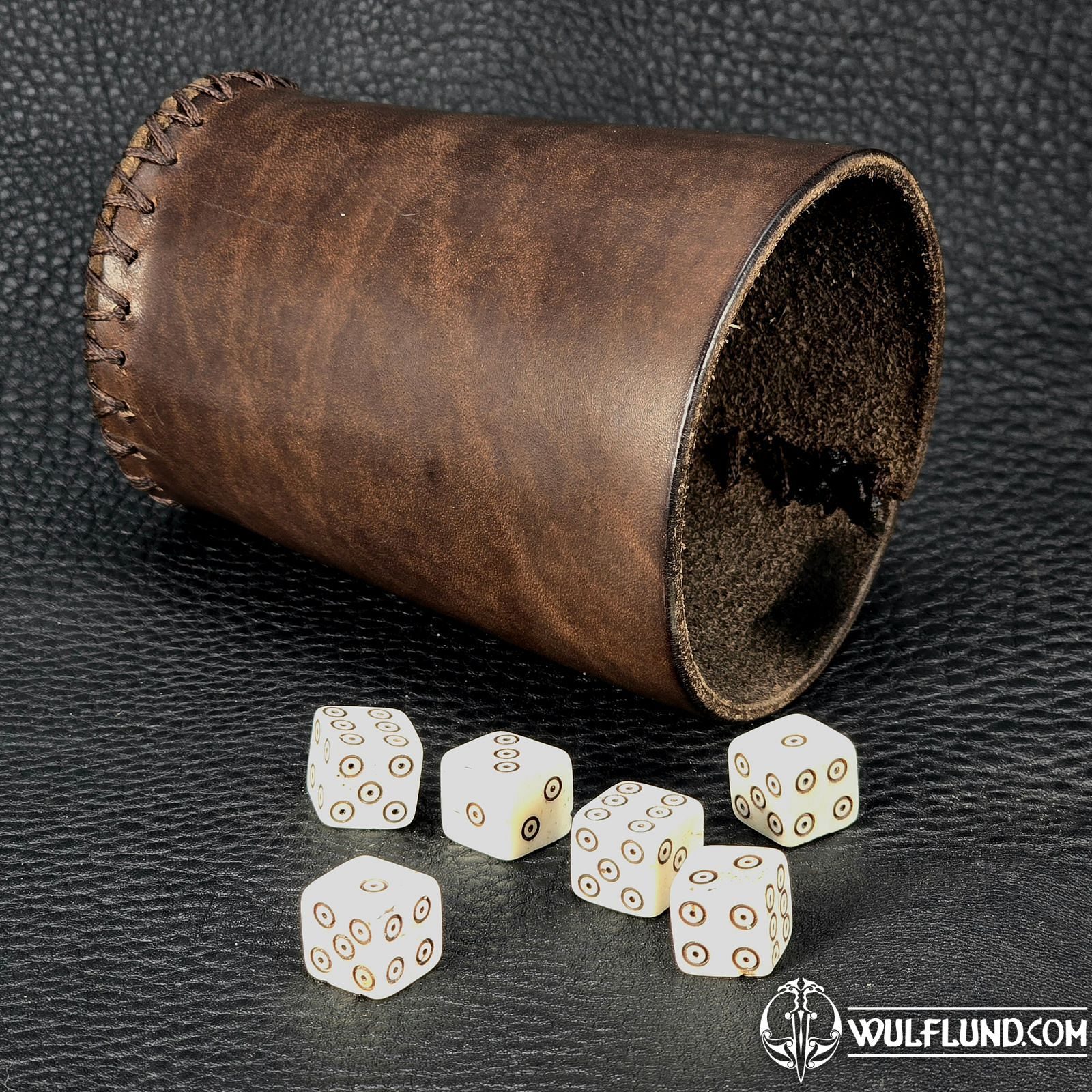 Coupe en cuir avec couvercle et 6 dés Drakkaria Jeux médiévaux Jeux ...