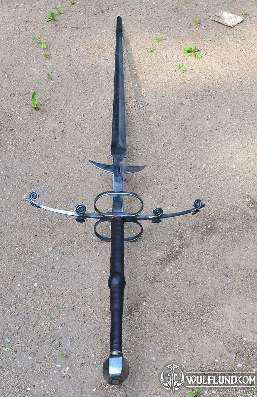 MAXIMUS, two handed sword Drakkaria Medieval swords Swords, Weapons ...