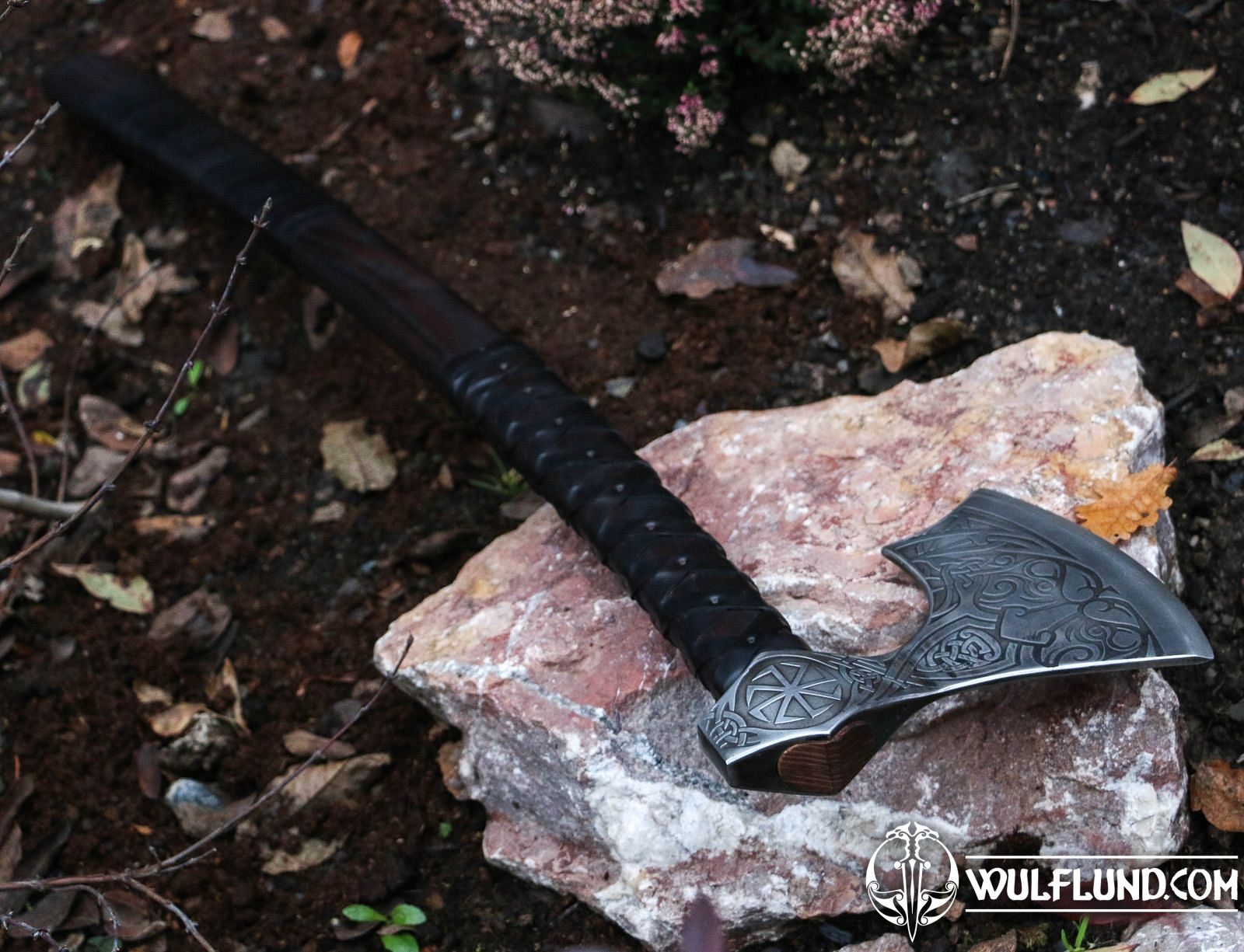 Axe of Perun, etched with leather Drakkaria Axes Weapons Wulflund