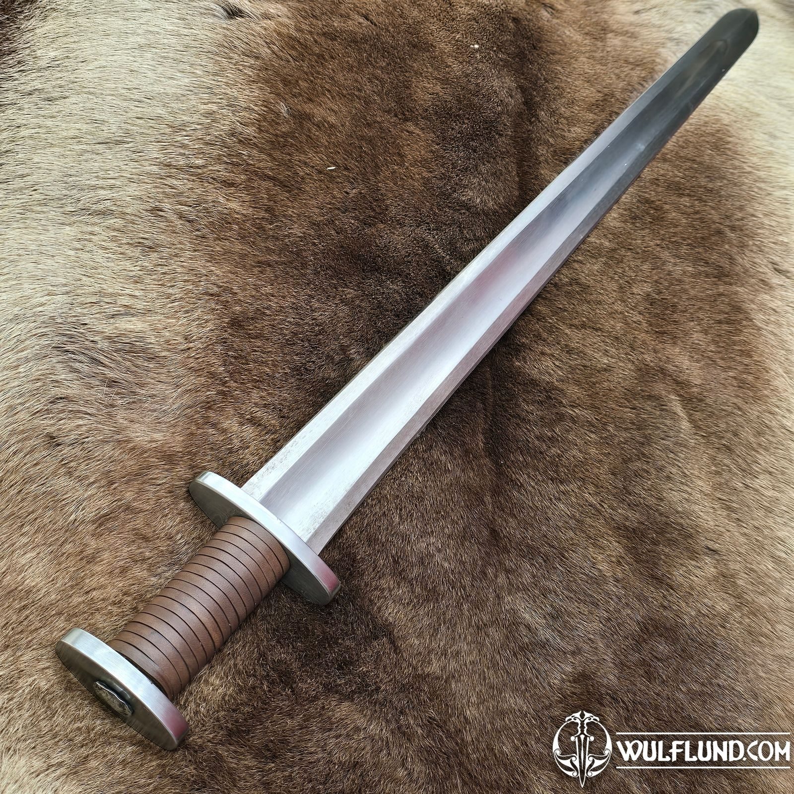 Viking Sword Petersen type M Drakkaria Viking swords Swords, Weapons ...