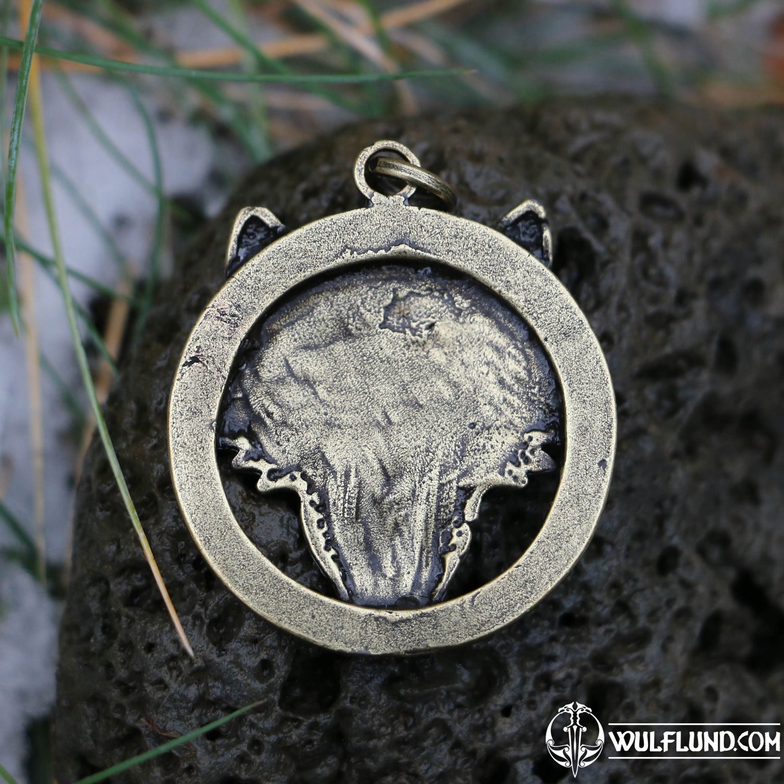 WOLF - wolf's head in a circle, amulet zinc old brass Drakkaria All ...