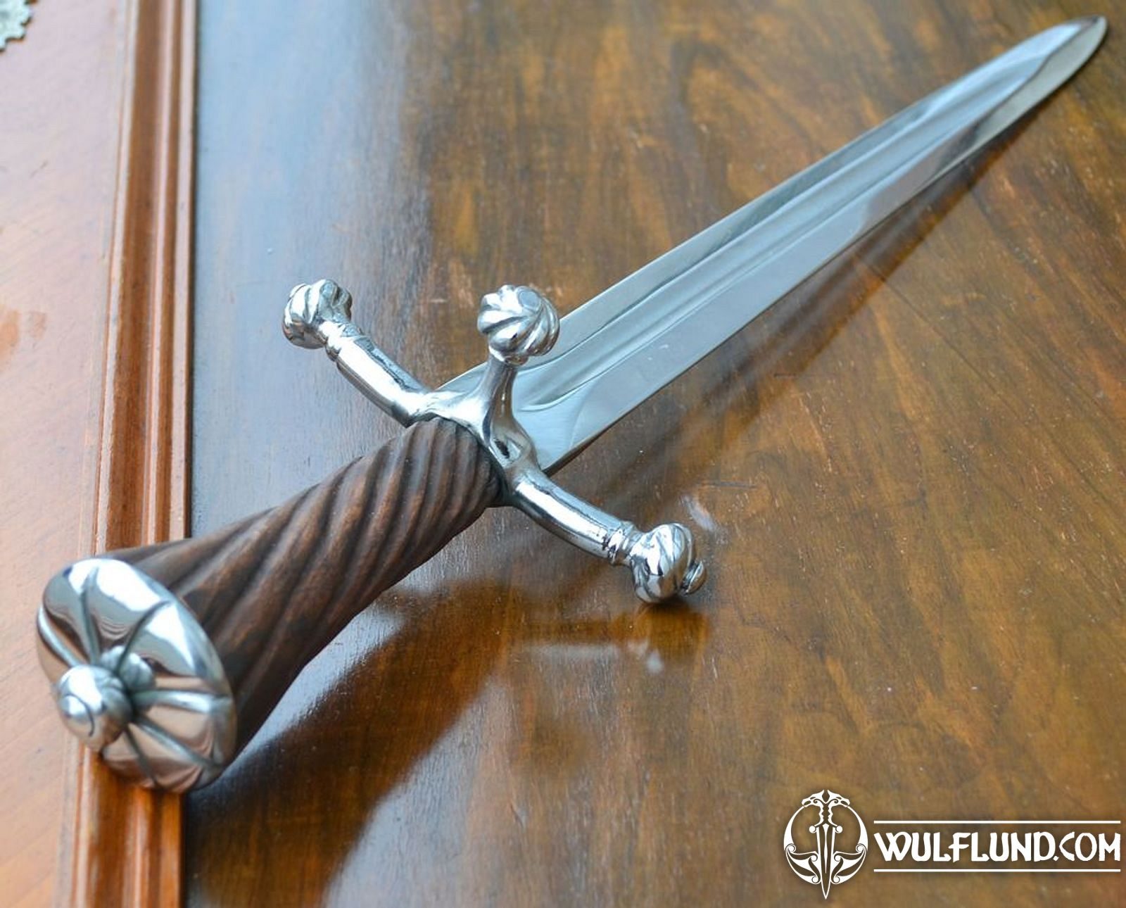 DAGGER WITH TWISTED WOODEN HANDLE Drakkaria Swordfight daggers Daggers ...