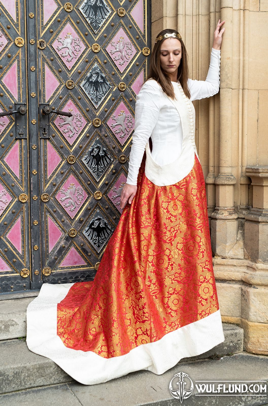 SURCOAT, medieval women's clothing, 14th century costumes for women ...