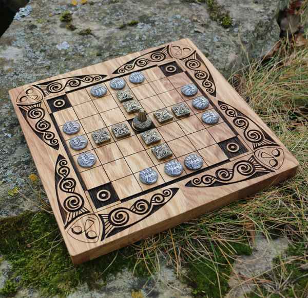FIDCHELL Celtic board game BRIAN BORU version with oak board Wulflund