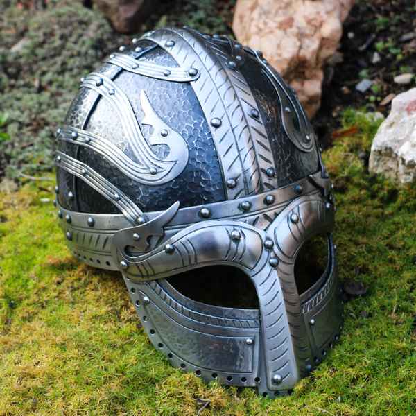 VENDEL, un luxueux casque viking Casques vikings Casques, Armures Nous ...