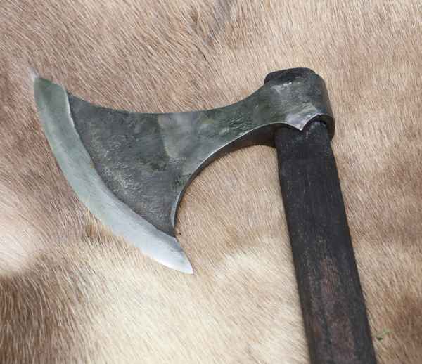 Hache danoise, réplique tranchante Nous faisons revivre l'histoire