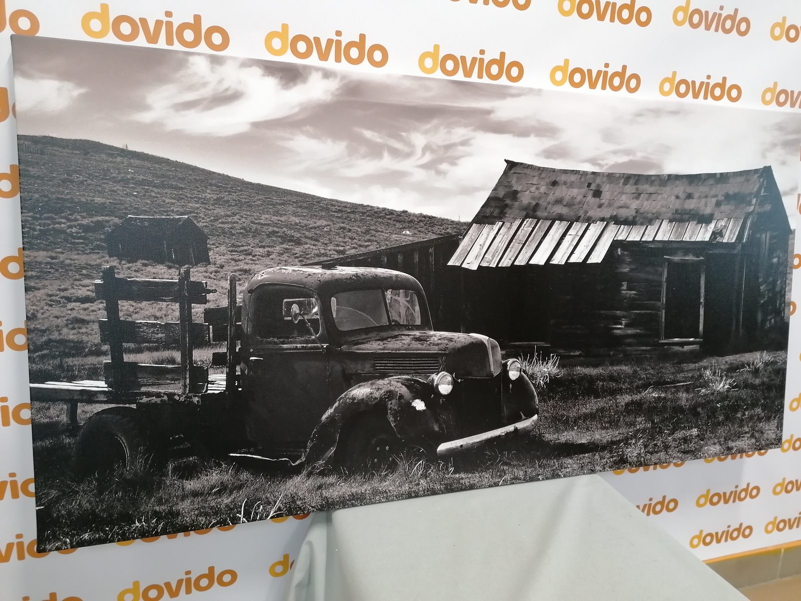 Obraz auto v malebnej prírode v čiernobielom prevedení | Dovido.sk