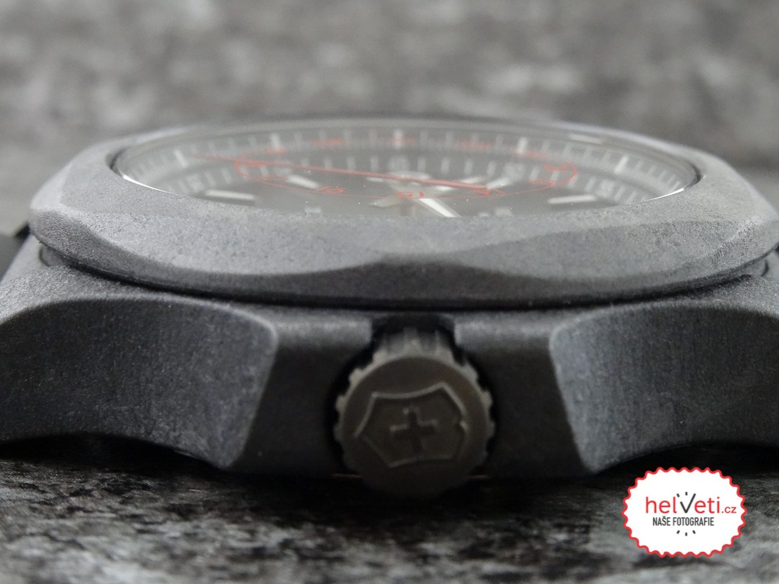 Victorinox I.N.O.X. Carbon 241777 | Helveti.cz