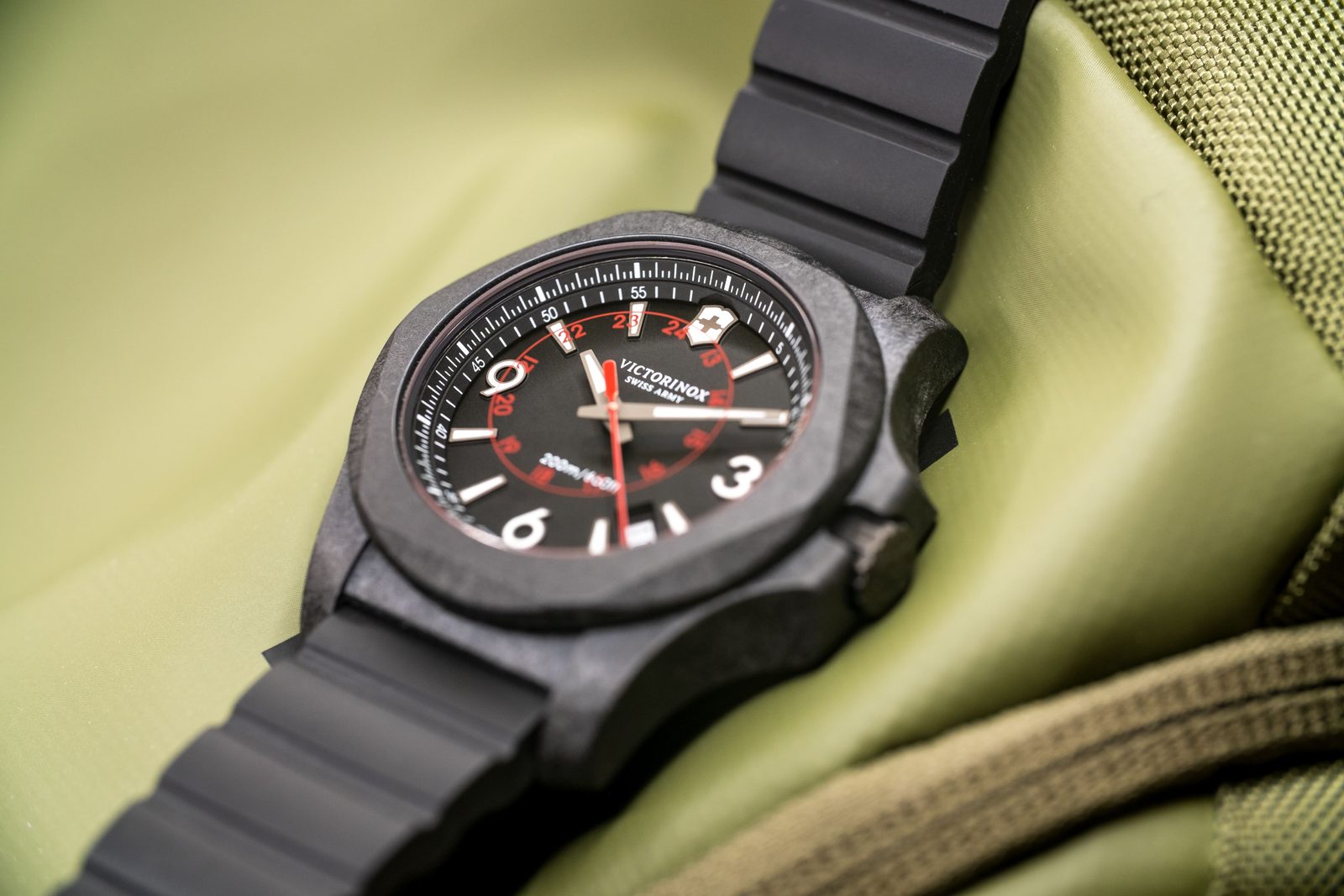 Victorinox I.N.O.X. Carbon 241777 | Helveti.cz