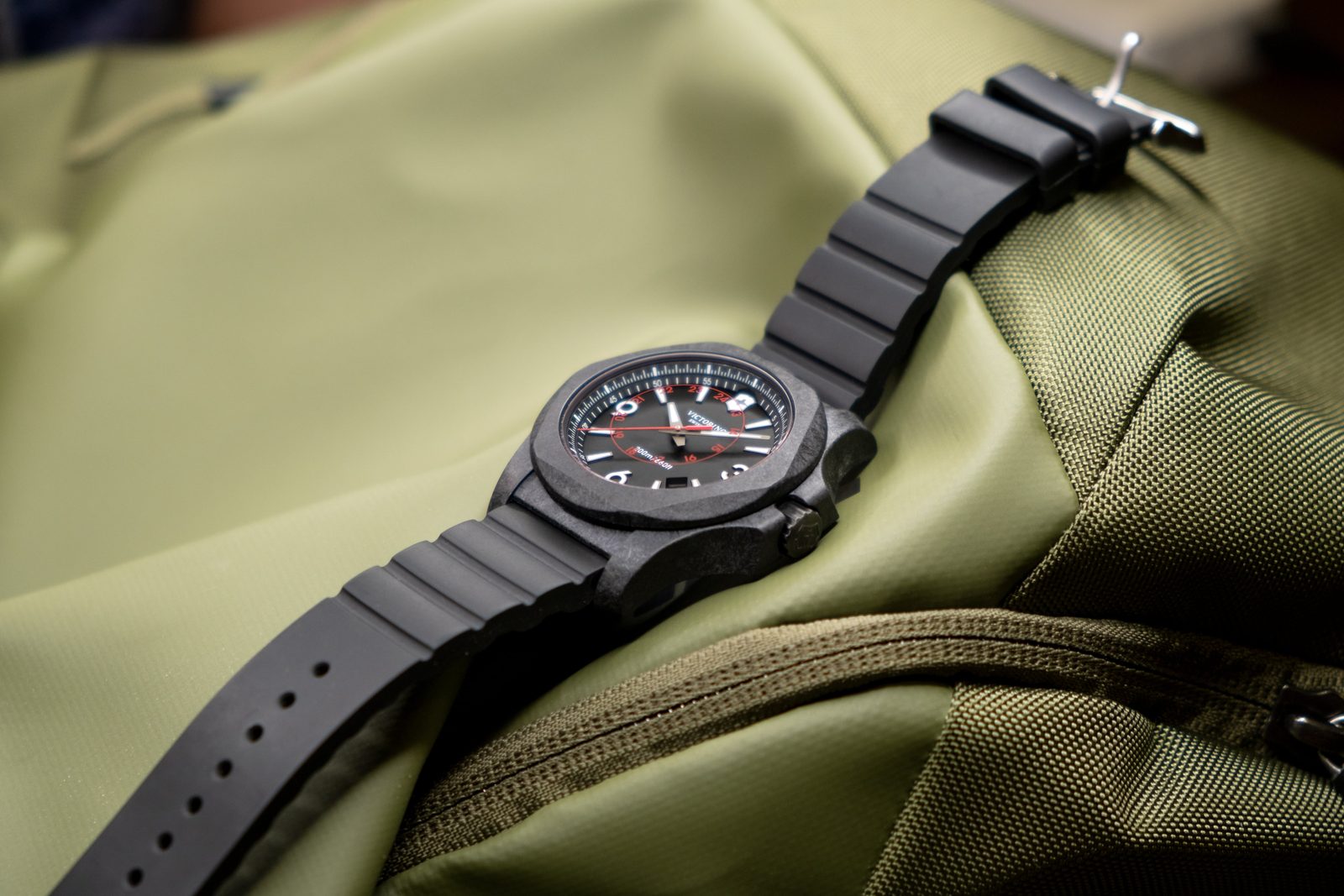 Victorinox I.N.O.X. Carbon 241777 | Helveti.cz