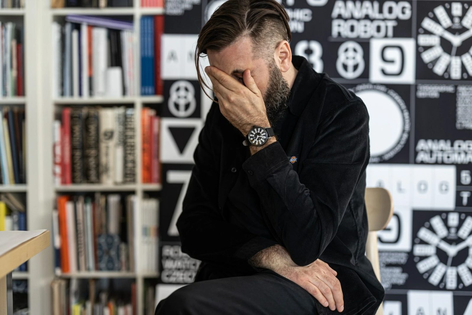 Robot Graphic Analog Black | Helveti.cz