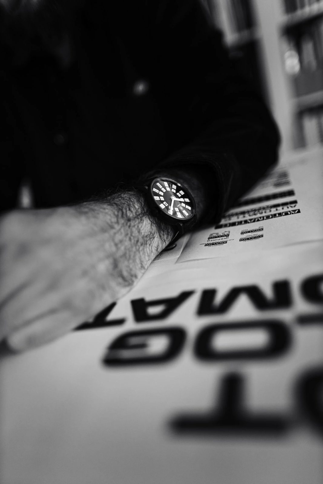 Robot Graphic Analog Black | Helveti.cz