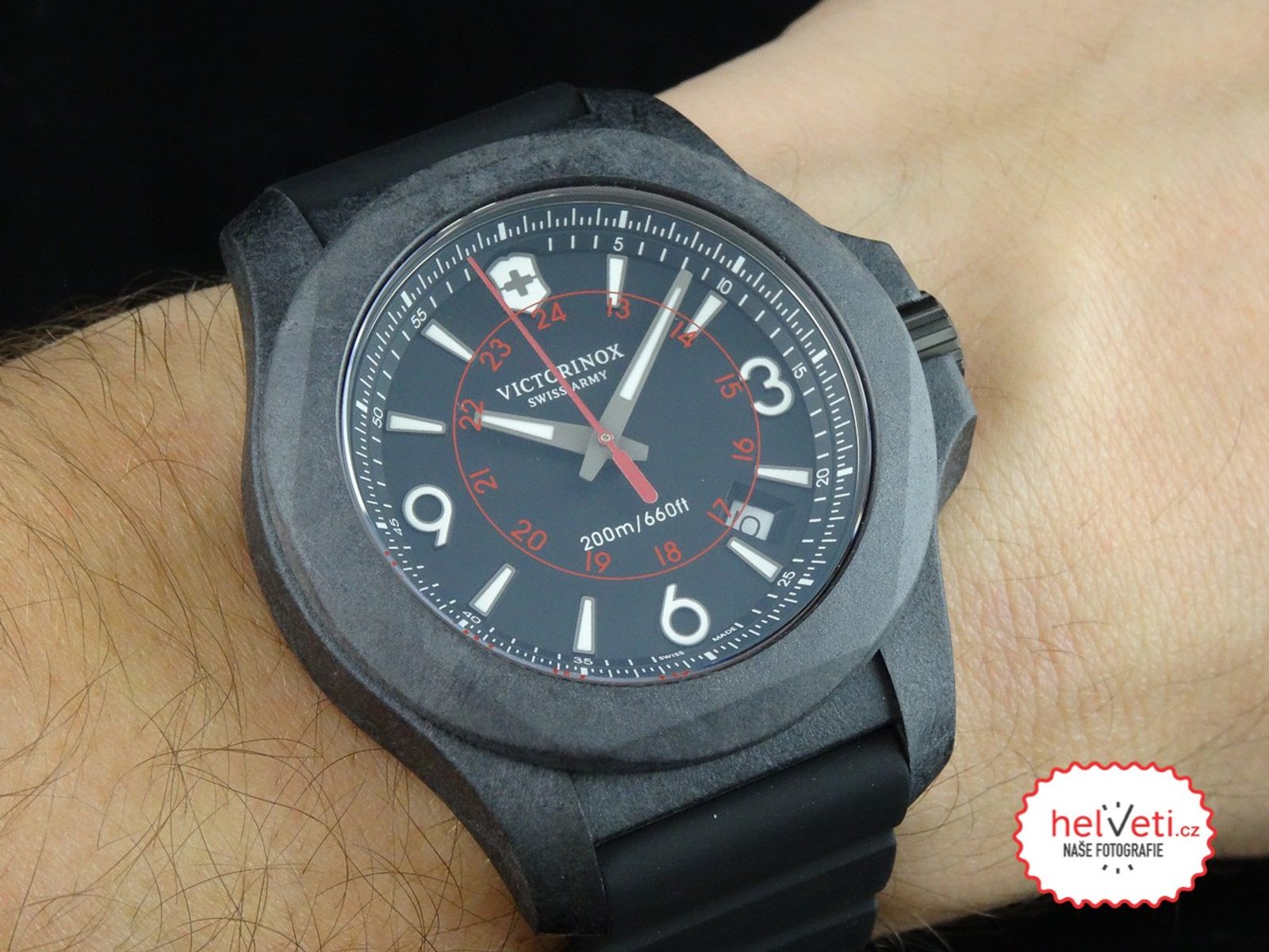 Victorinox I.N.O.X. Carbon 241777 | Helveti.cz