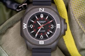 Victorinox I.N.O.X. Carbon 241777 | Helveti.cz