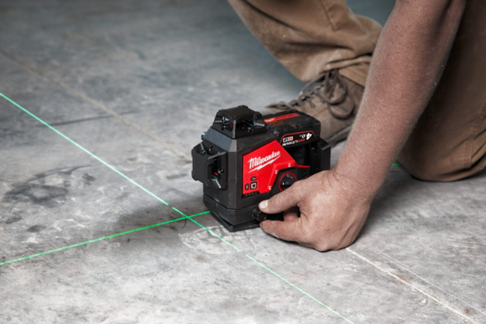Aku čárový laserový měřič Milwaukee M12 3PL-0C 4933478103 | Jarabák