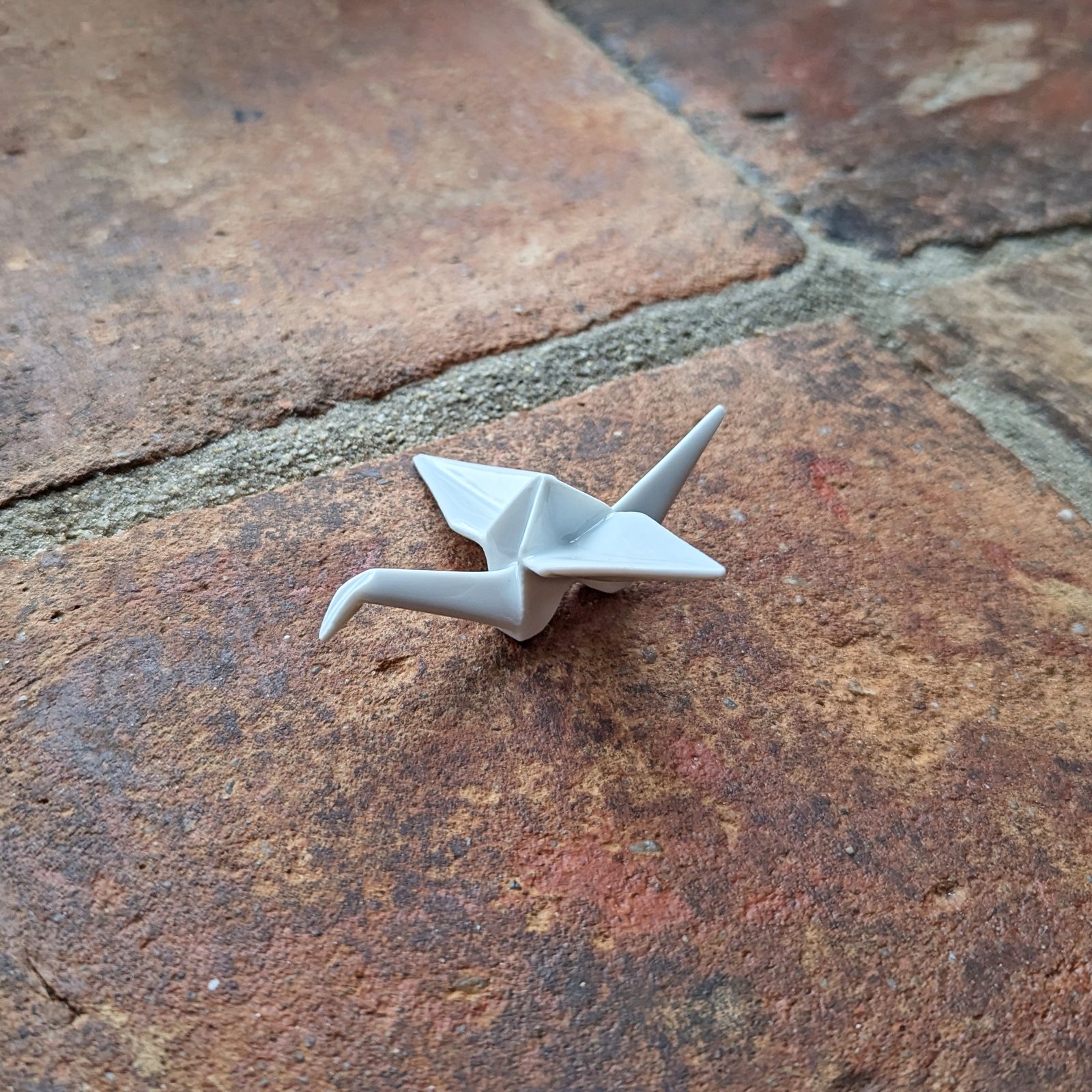 Origami - Jeřáb "z papíru" - porcelánová figurka pro štěstí 8 x 7,5 x 2 ...