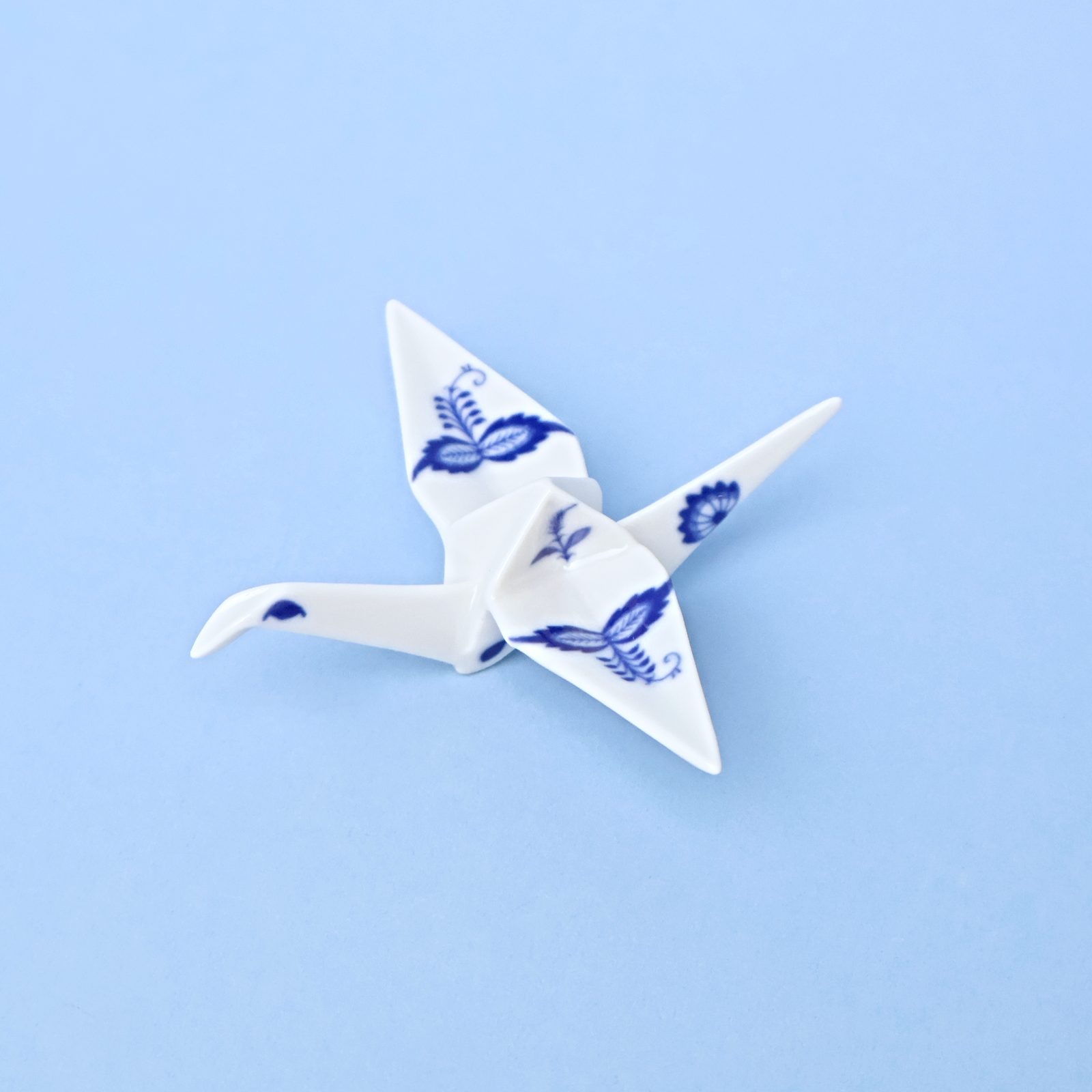 Origami - Jeřáb "z papíru" - porcelánová figurka pro štěstí 8 x 7,5 x 2 ...