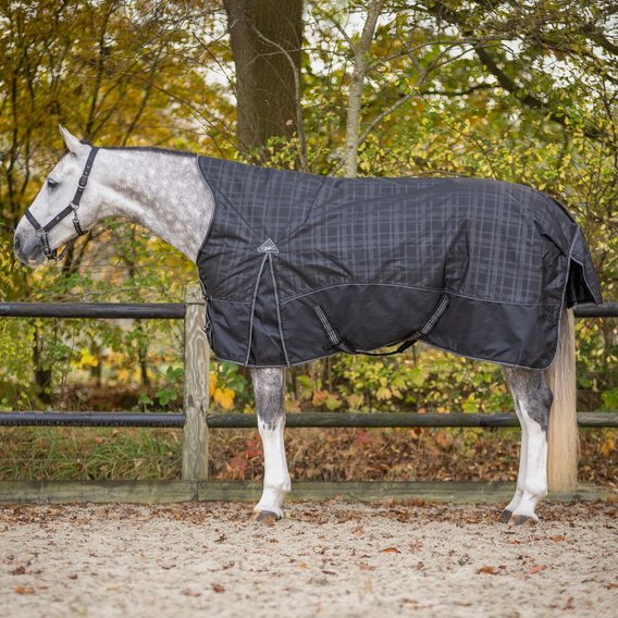 Deka termo výběhová QHP HighNeck 1200D 150g Kolekce 2025/26 - Equiservis.cz